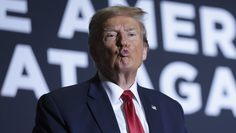 26 Awkward Pics That Prove Donald Trump Kissing Should Never Be Caught ...