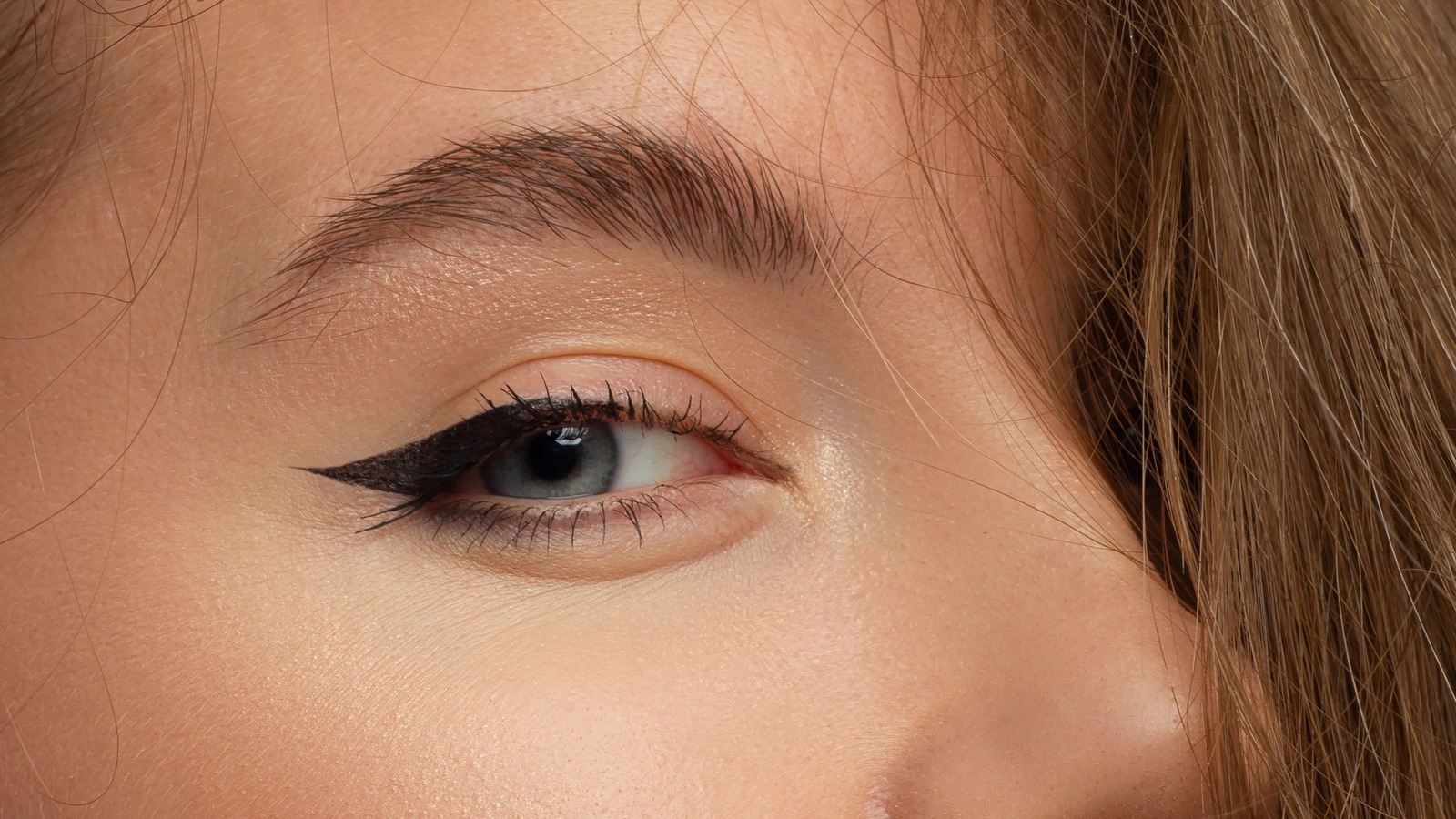 Adding A Layer Of Waterproof Eyeliner Might Be The Secret To Smudge ...