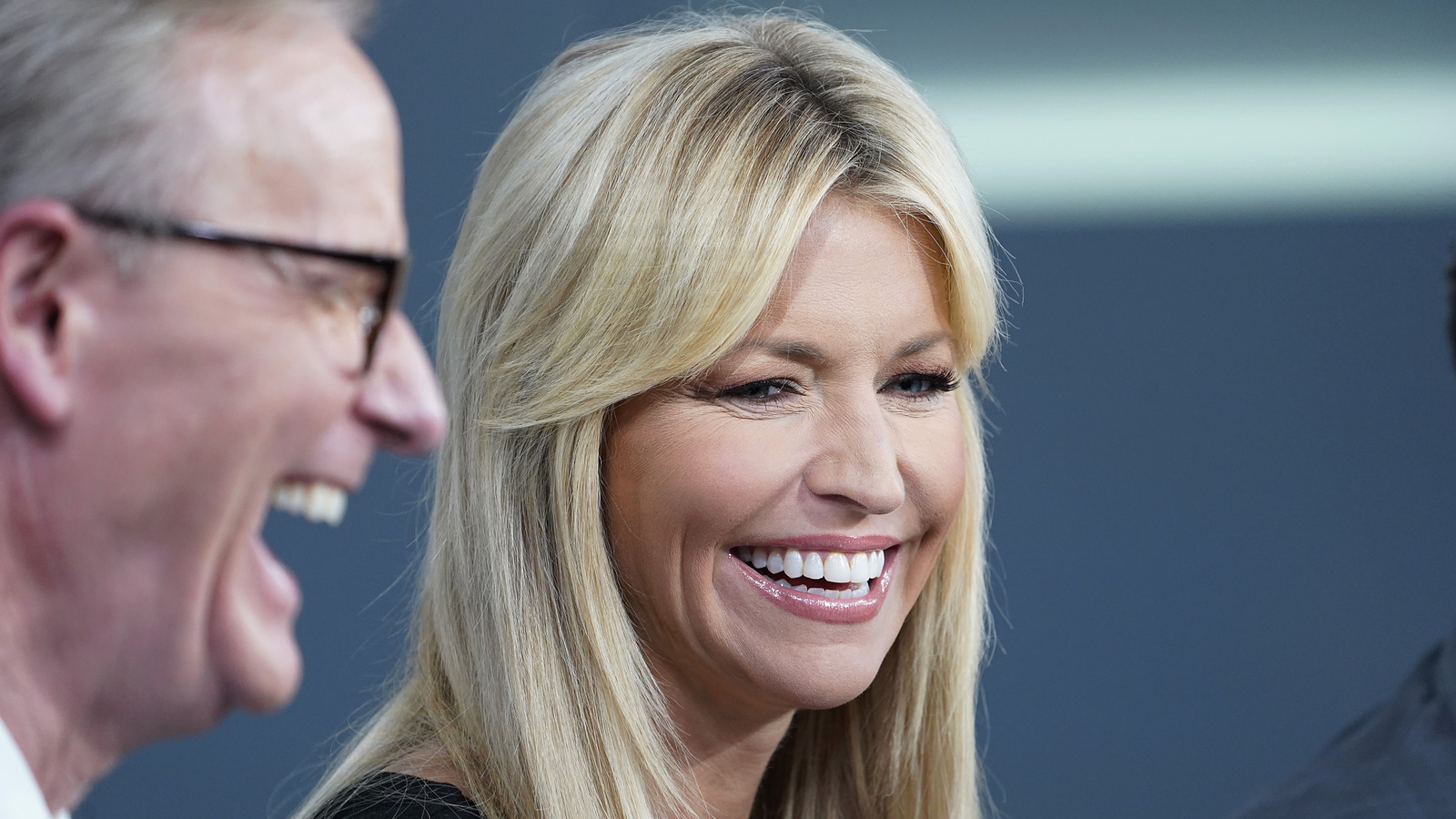 Ainsley Earhardt's Awkward Dance Moves Make Fox & Friends' Country ...