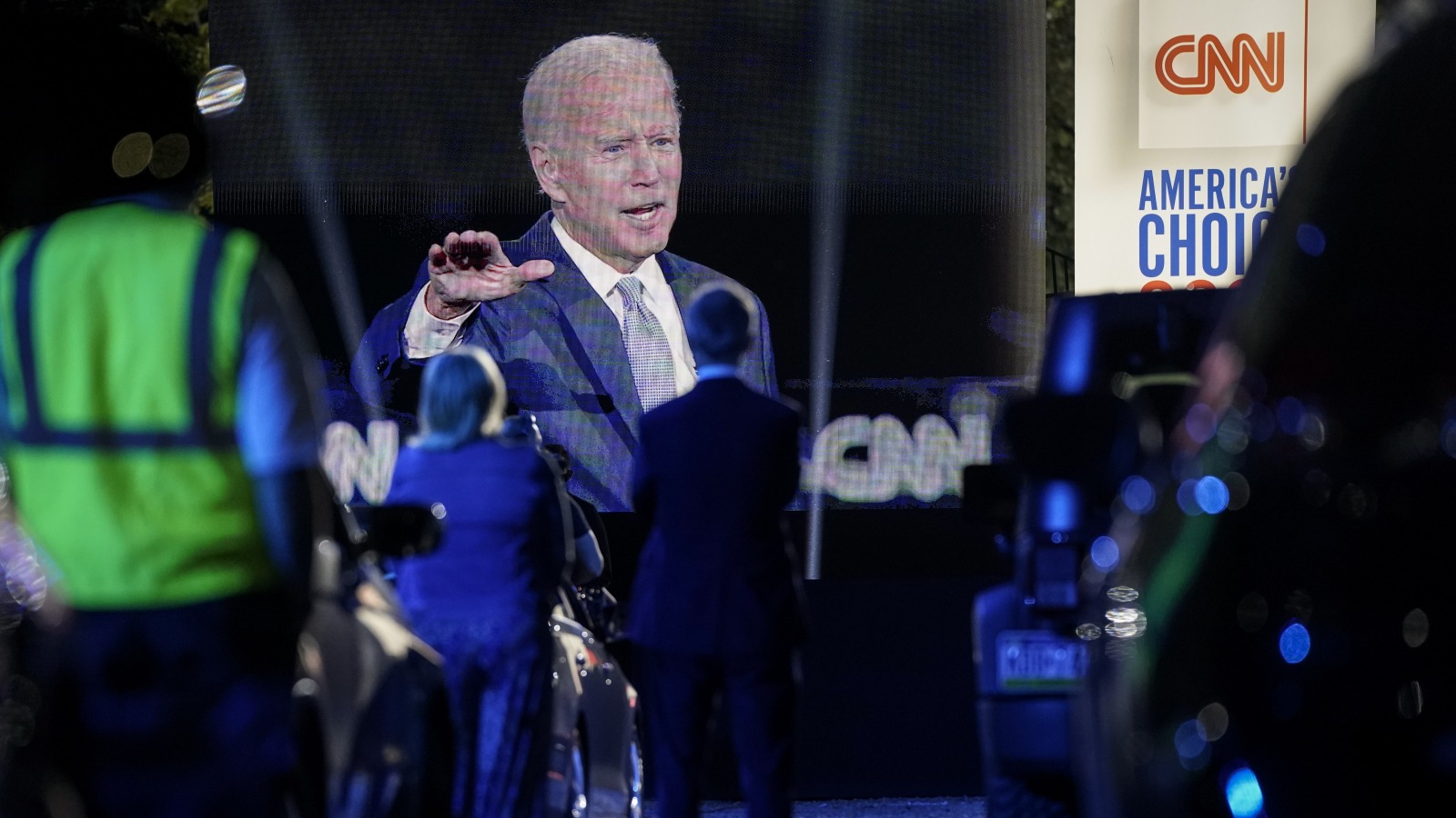Body Language Expert Reveals How Joe Biden Really Feels About The ...