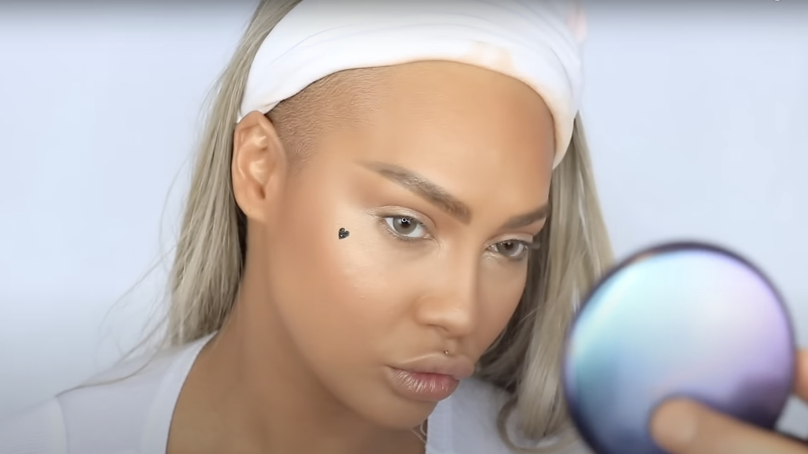 Eyeliner Stamps Are The Trendy Way To Spice Up Your Makeup