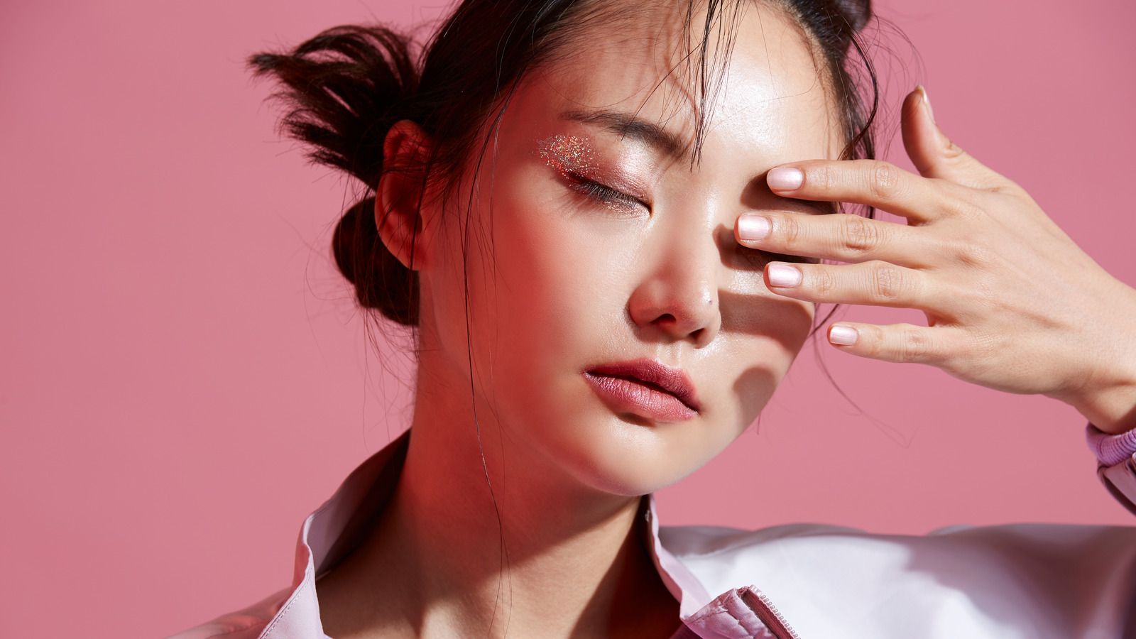 Get Your Sparkle On With The Trending Invisible Glitter Makeup Look