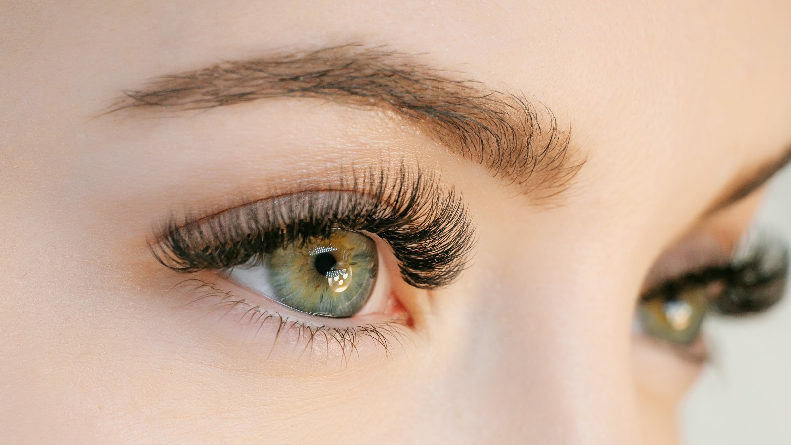 Here's How To Get Thicker Eyelashes Without Extensions