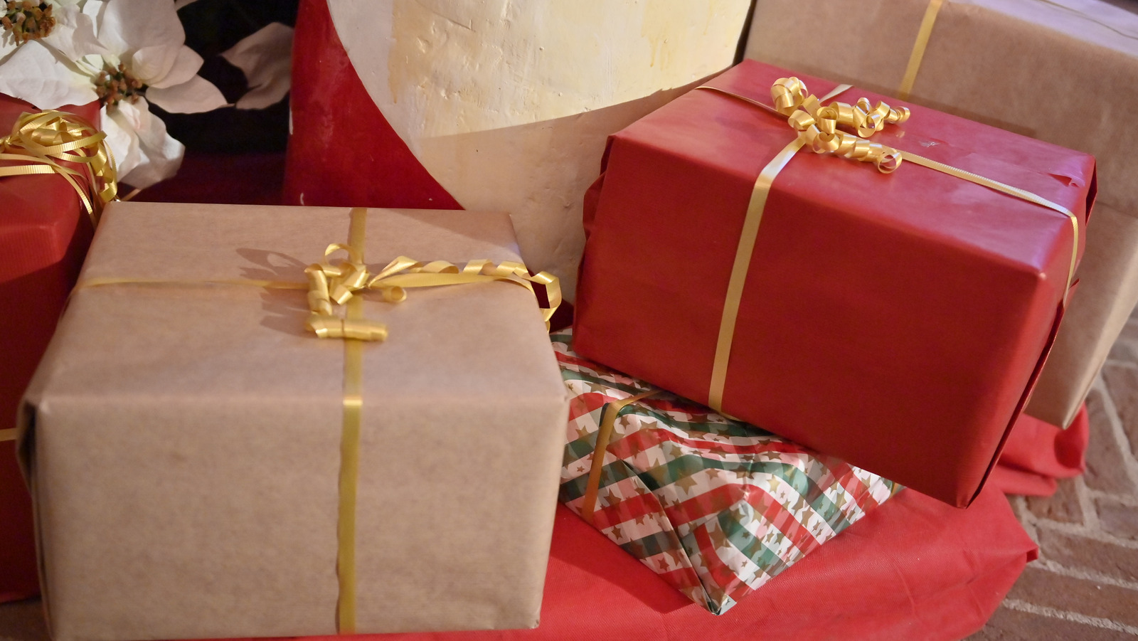 Here's What You Need To Know To Wrap Your Christmas Presents Like A Pro