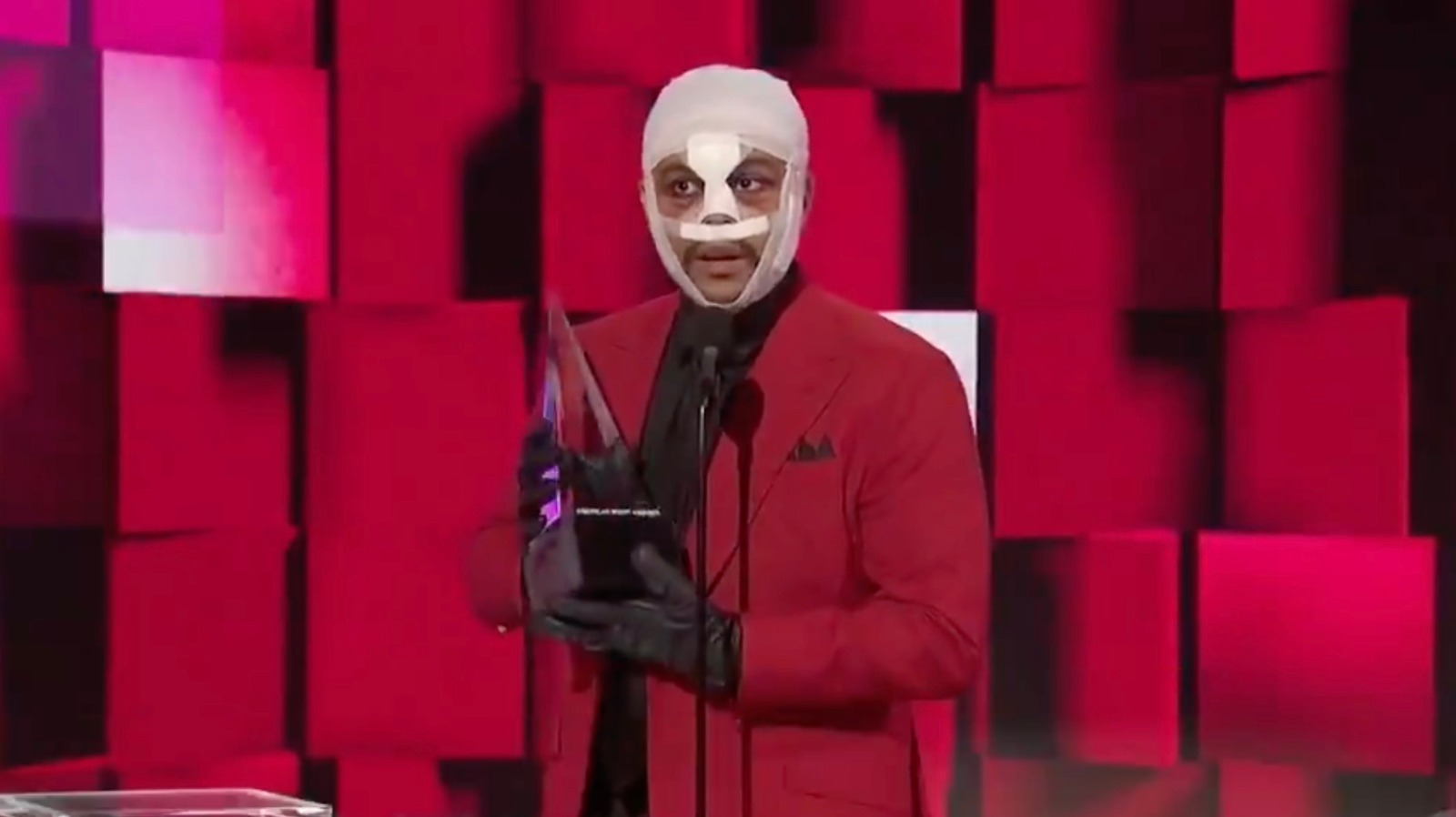 Here's What's Going On With The Weeknd's Face At The 2020 AMAs