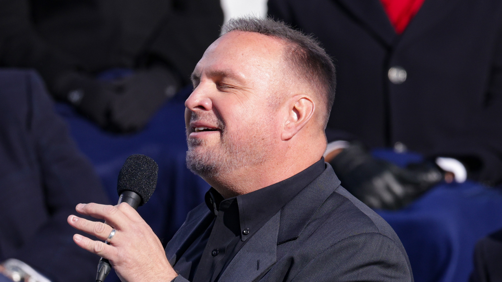 Here's Why Garth Brooks' Hair At The Inauguration Has Fans Talking