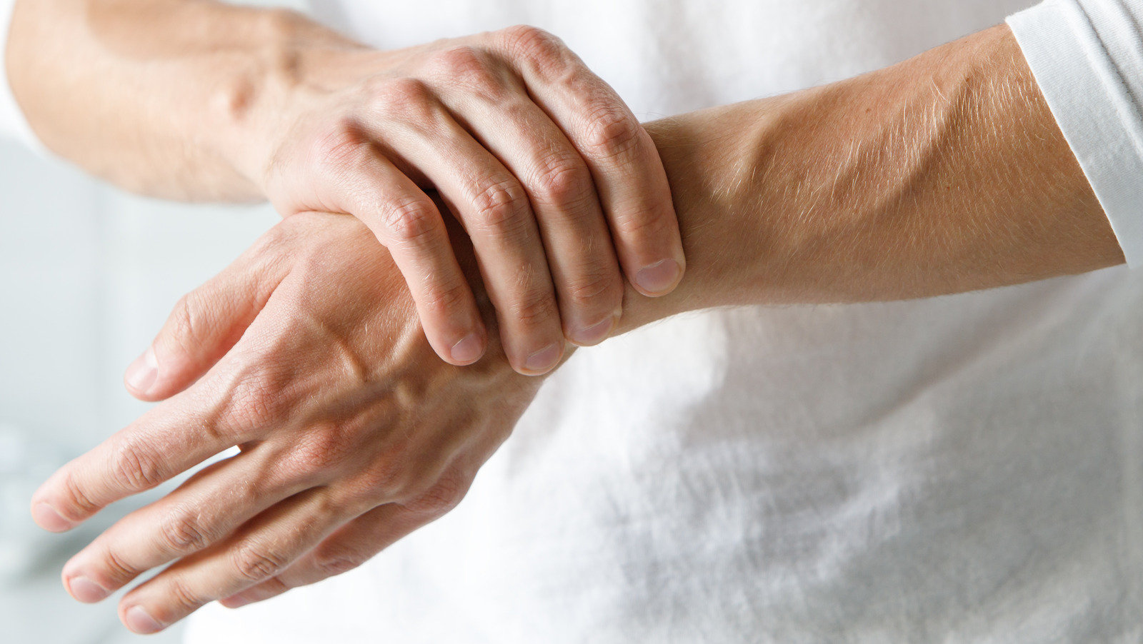 Here's Why Your Hands Go Numb While You're Sleeping