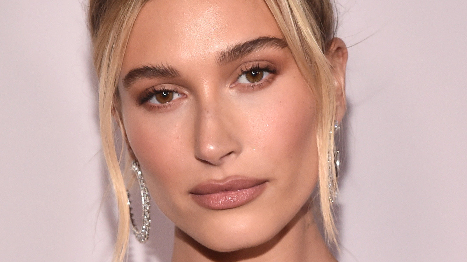 How To Achieve Hailey Bieber's Date Night Makeup Look