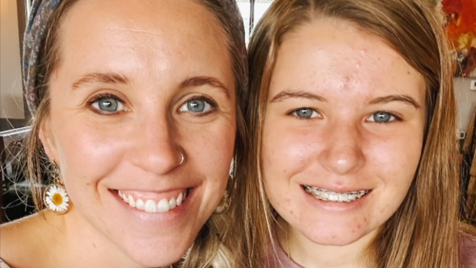 Jill Duggar Dillard Poses With Rarely-Seen Sis Jennifer (She Grew Up So ...