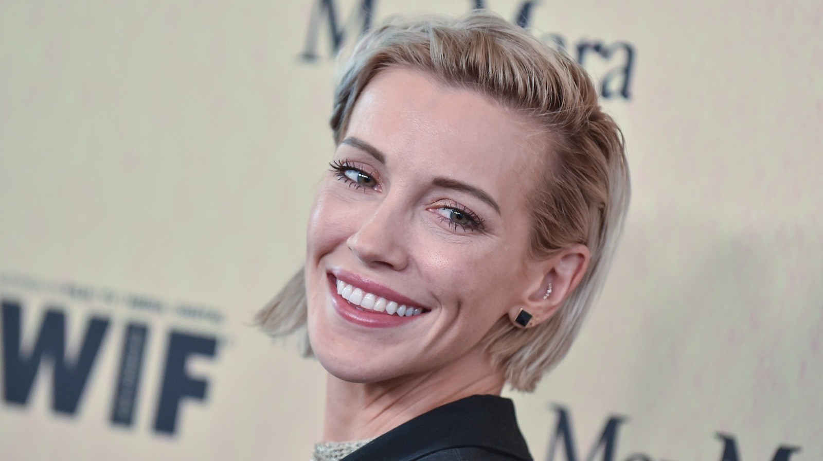 Katie Cassidy Couldn't Wait To Star In Her Very First Hallmark Movie, A ...