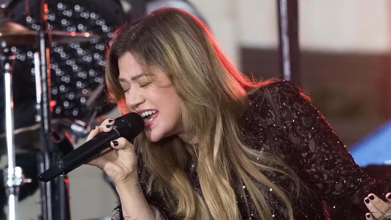 Kelly Clarkson's Dangerously Low-Cut Outfit On The Voice Is A Middle ...