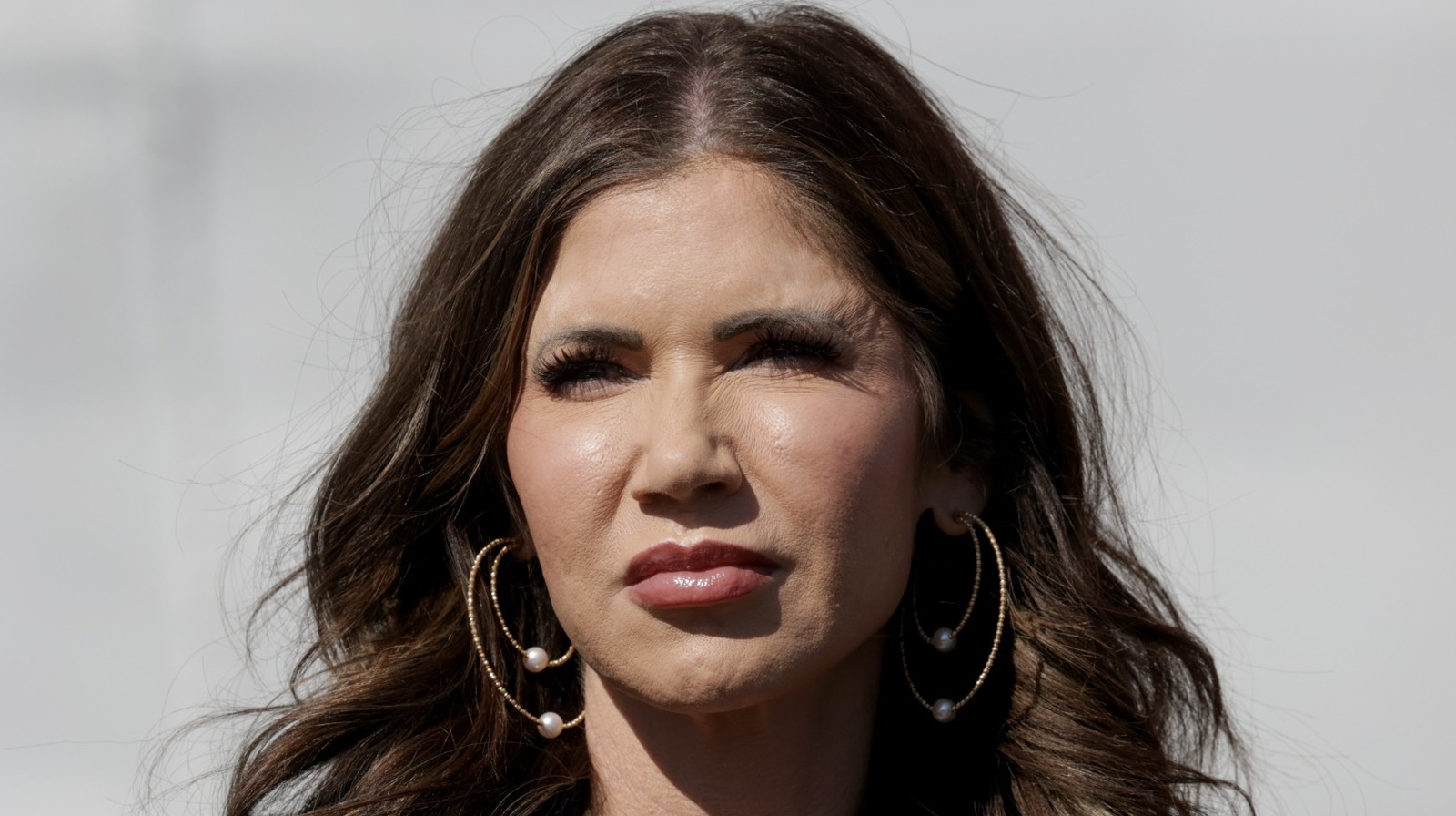 Kristi Noem Makeupが失敗し、Kimberly GuilfoyleのGlamが微妙に見えます - nipponese.news ...