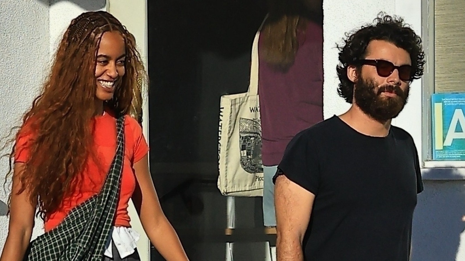 Malia Obama's Smile Next To Mystery Man In New Photo Fans Breakup Rumor ...