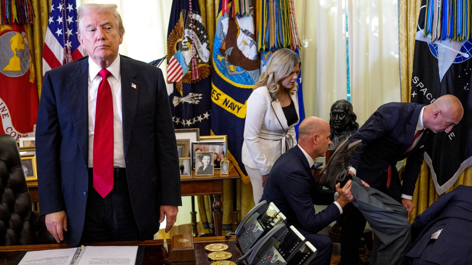 Photo Of Donald Trump During Health Crisis In Oval Office Sparks Brutal ...