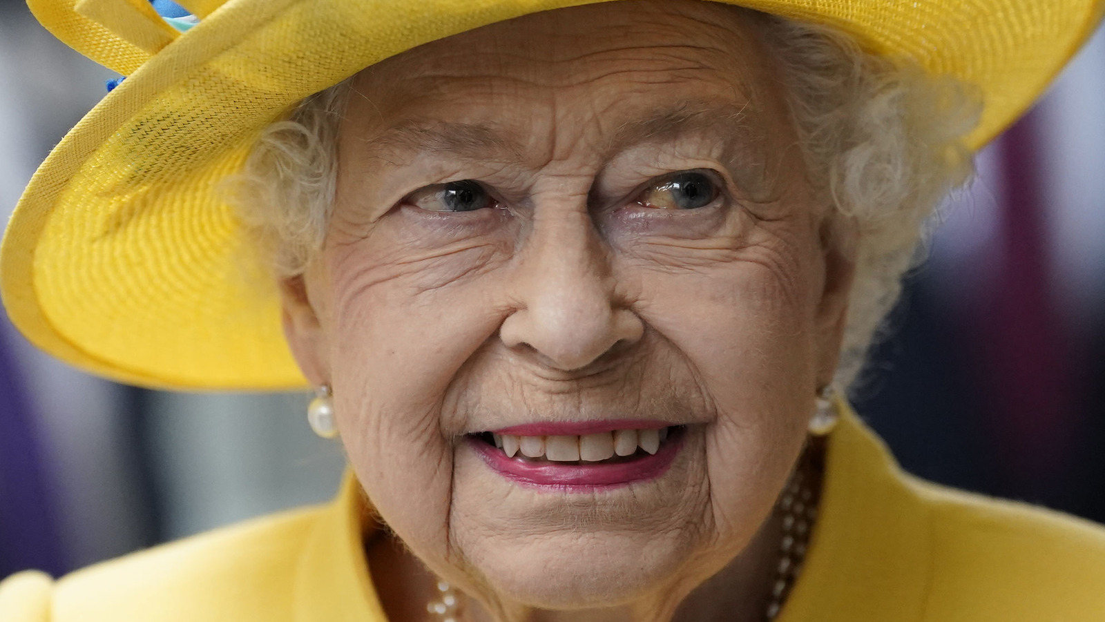 Queen Elizabeth Wears Yellow Head To Toe During Surprise Train Station ...