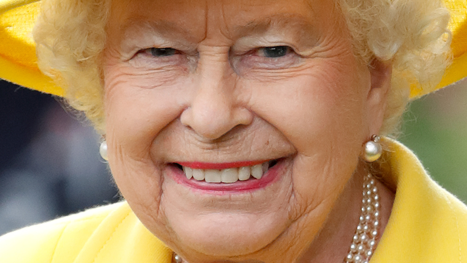 Royal Fans Think The Queen Is Sending A Major Message On Her Official ...