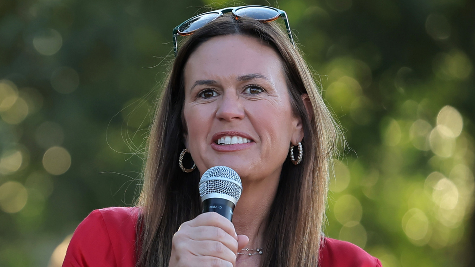 Sarah Huckabee Sanders Commits Major Fashion Faux Pas In Frumpy ...