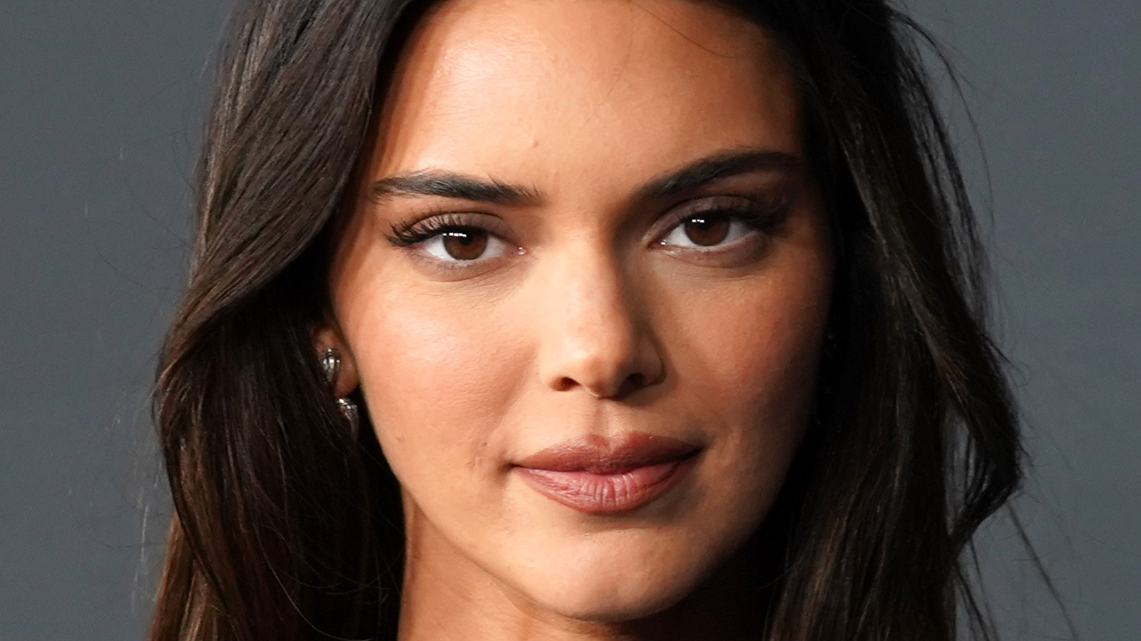 Say Goodbye To The Middle Part With This Supermodel-Inspired Look
