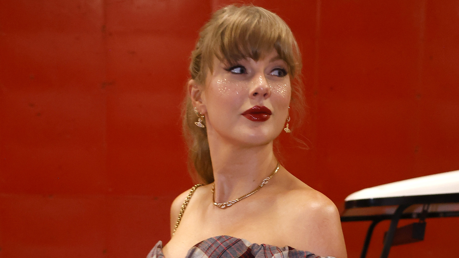 Taylor Swift Is Back To Rooting On Travis Kelce And Her Sparkly Look ...