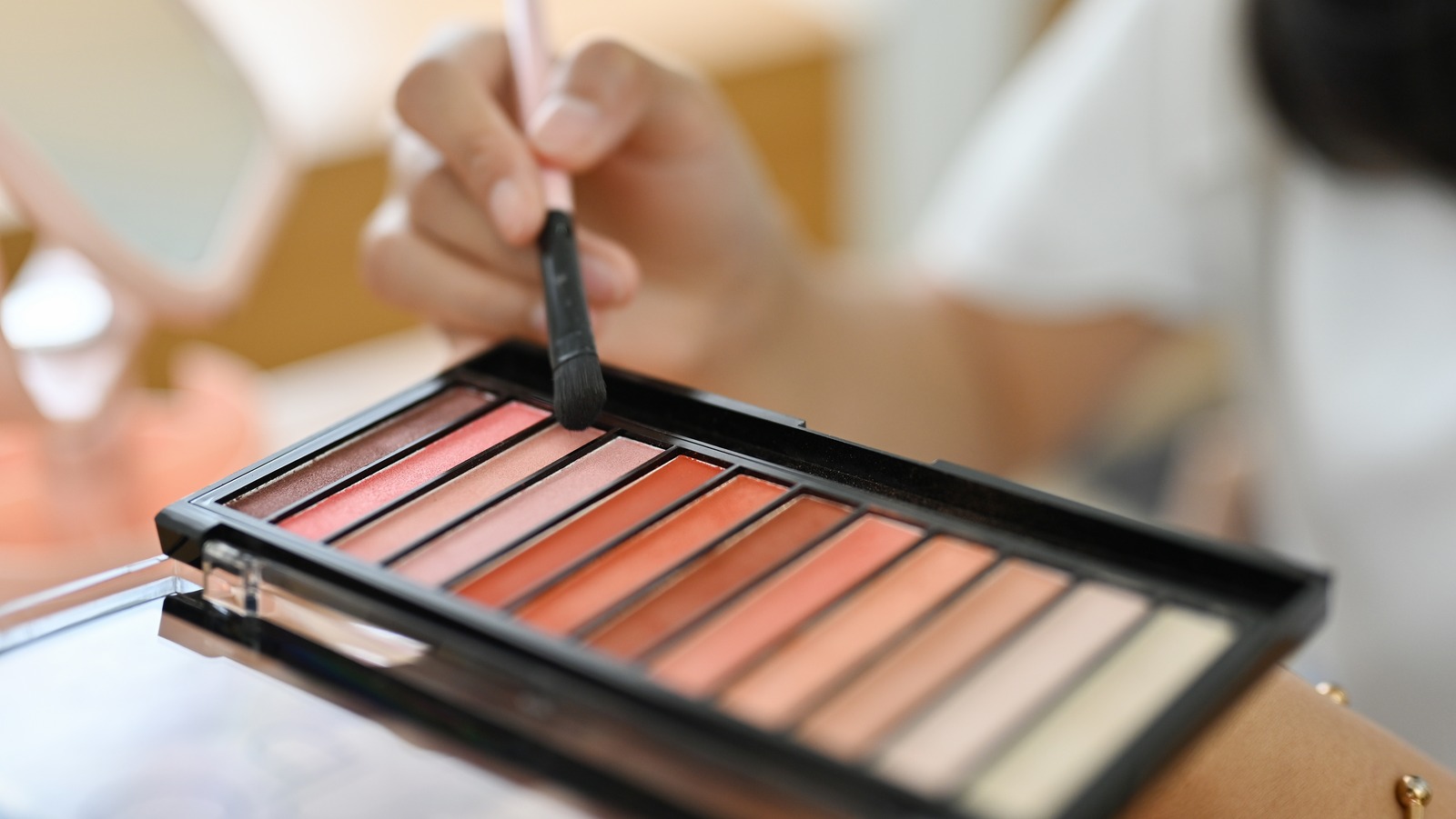 The Best Eyeshadow Color Palette To Use At The Beach