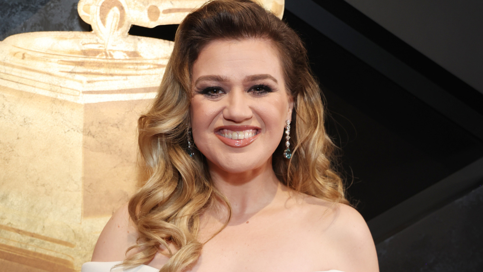 The Drama Surrounding Kelly Clarkson's Makeup On American Idol