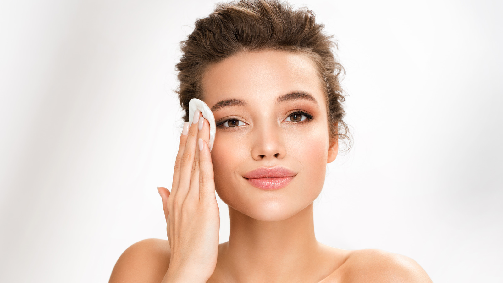 The Fool-Proof Way To Remove Your Eye Makeup Without Pulling On Your Skin The Fool-Proof Way To Remove Your Eye Makeup Without Pulling On Your Skin