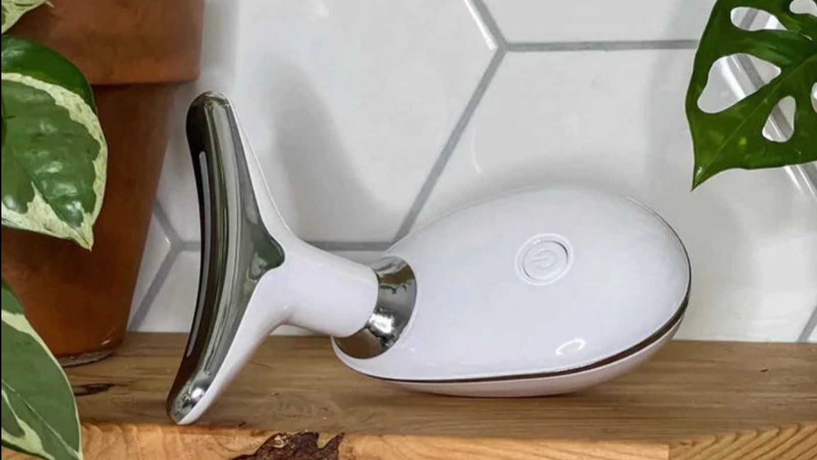 The MicroGlow Is The New Trending Skin Care Tool To Sculpt Your Face