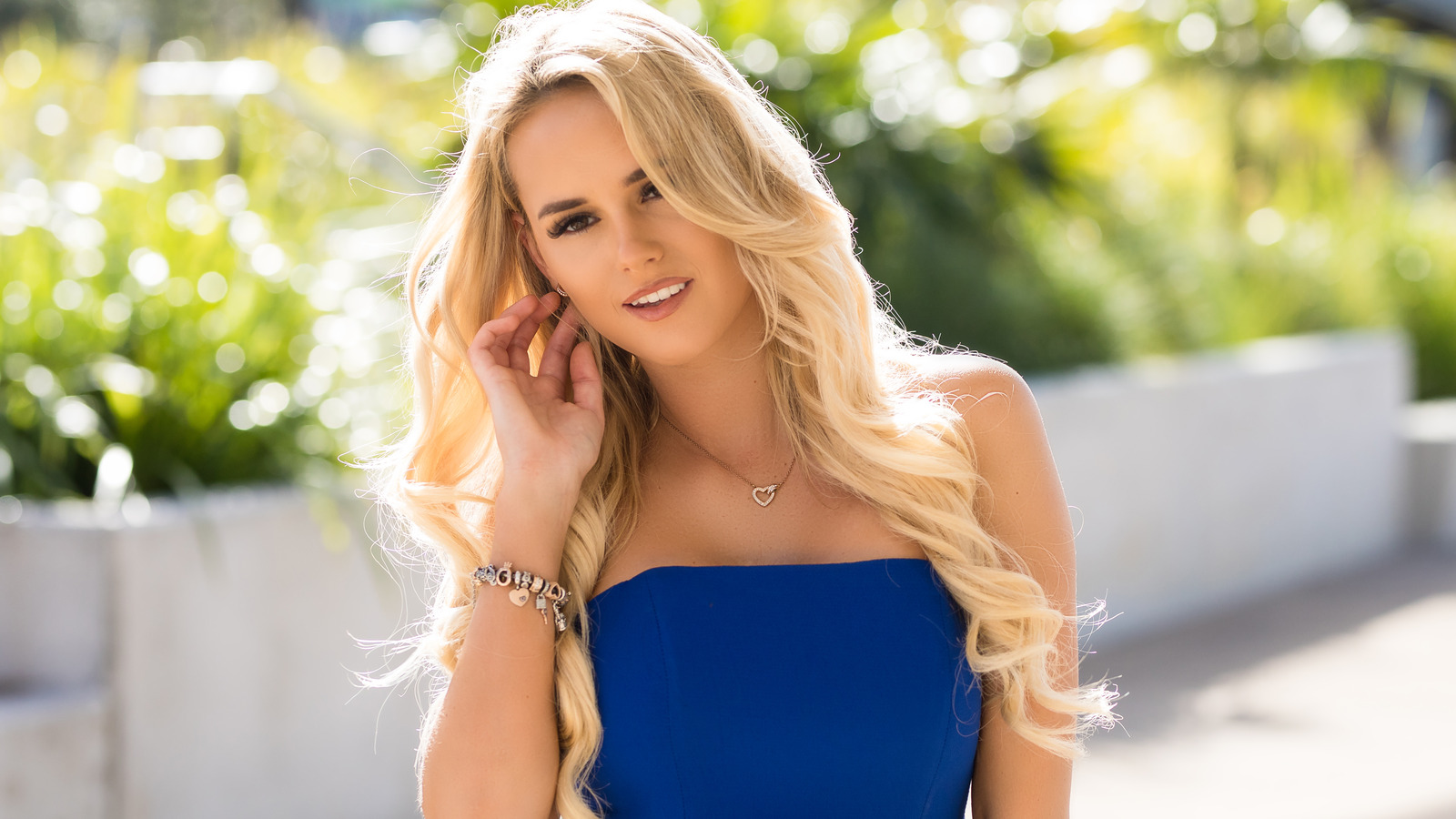 The Most Complementary Ways To Do Your Makeup When Wearing Blue