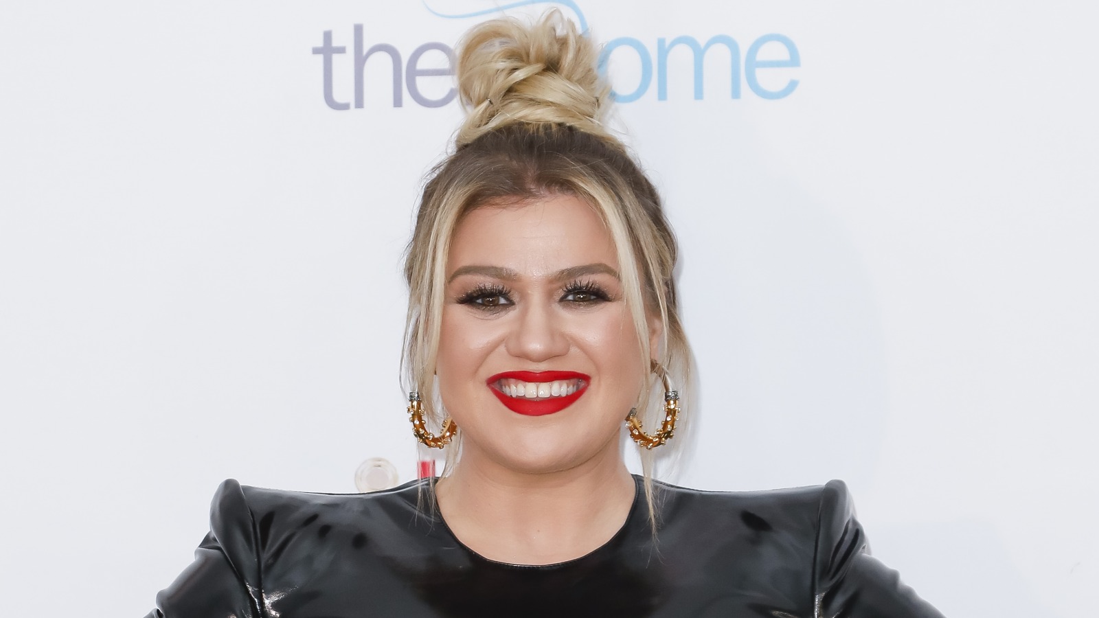 The Real Reason Kelly Clarkson Is Wearing An Eye Patch