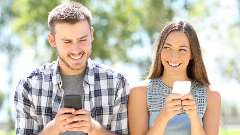 The Right Way And The Wrong Way To Text Your Crush 2022 