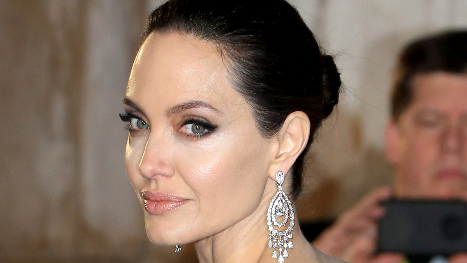 The Truth About Angelina Jolies Romantic Relationship With Jenny Shimizu