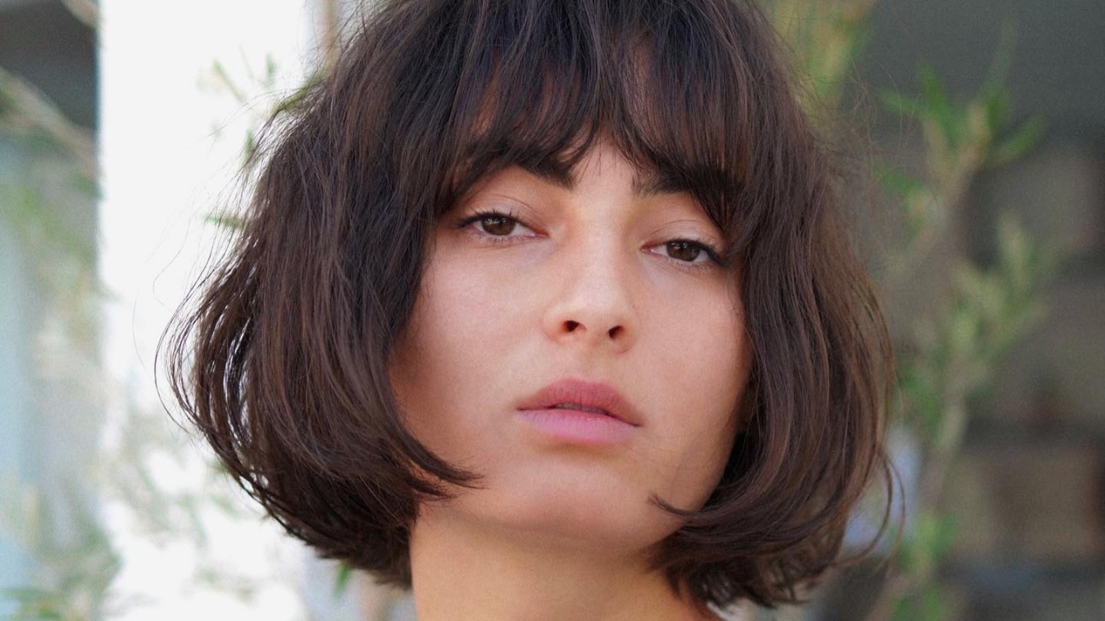 The Undone Bob Is The Perfect Simple, Chill Hairstyle For A Carefree Vibe