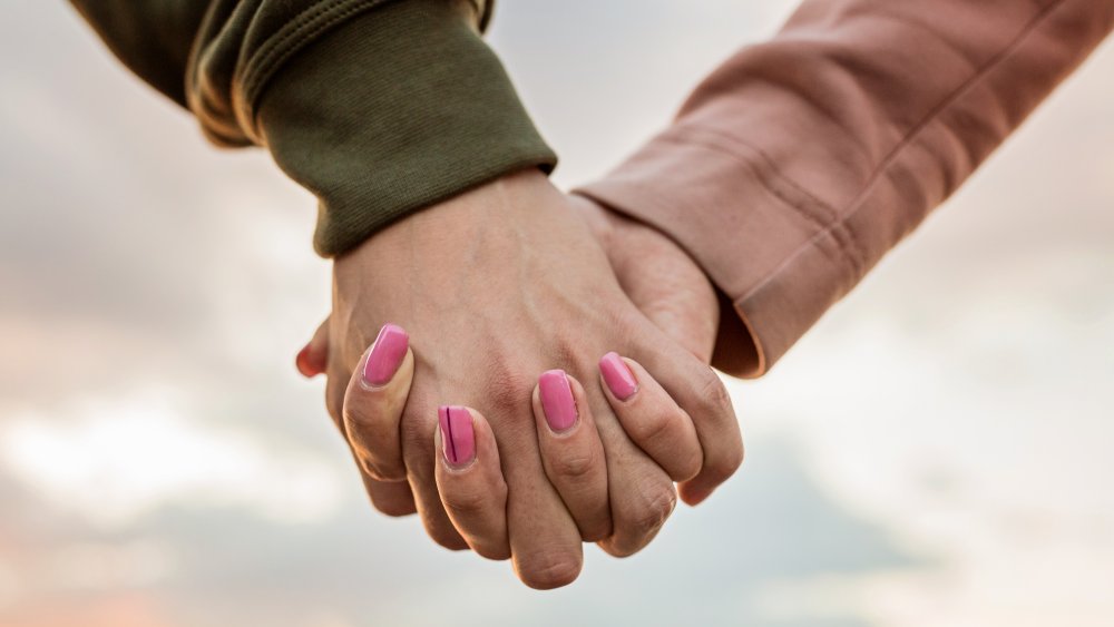 This Is What Holding Hands Means To A Guy This Is What Holding Hands Means To A Guy