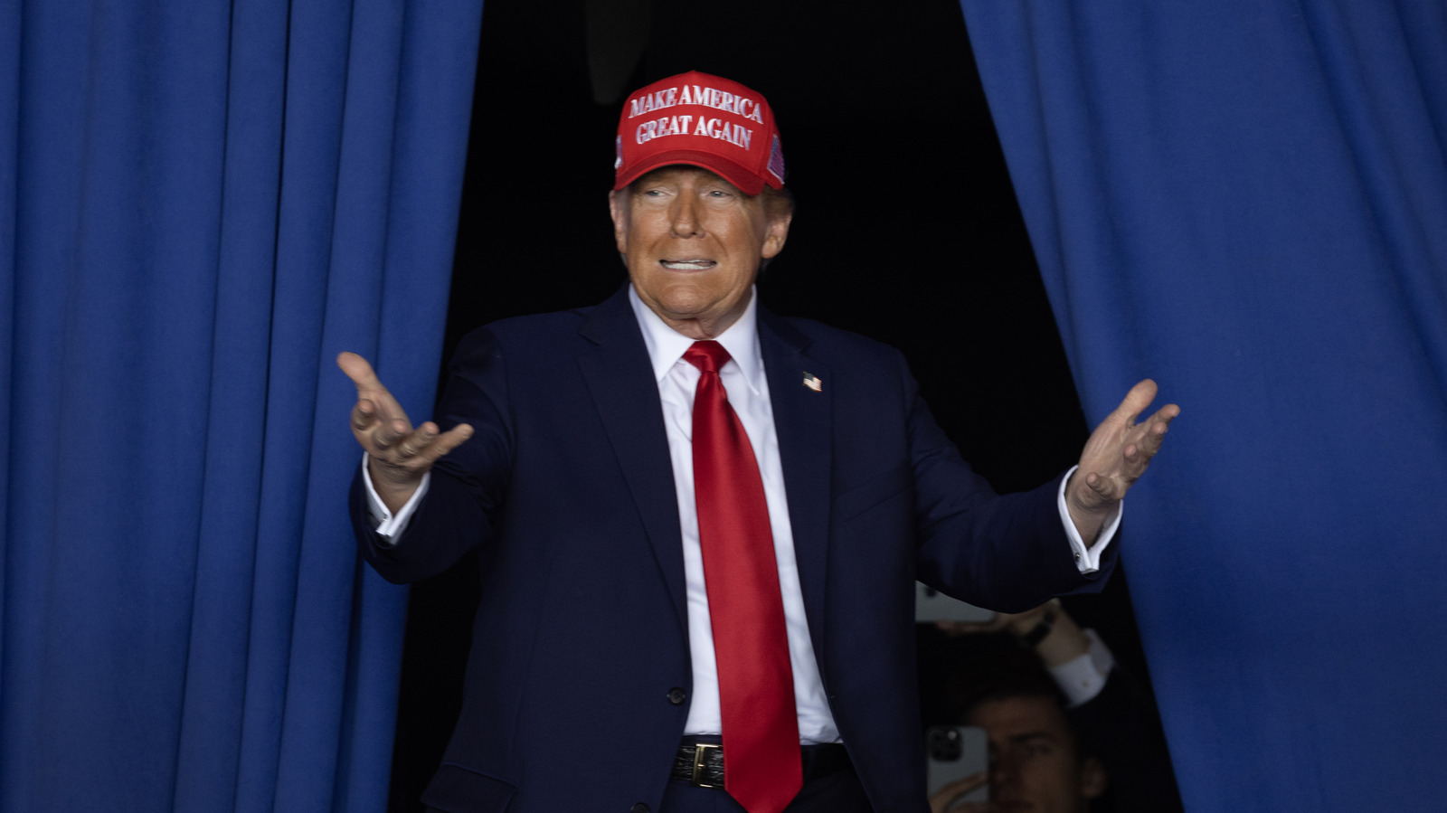 Trump Once Totally Changed Up His Hair & Makeup And Was Virtually ...