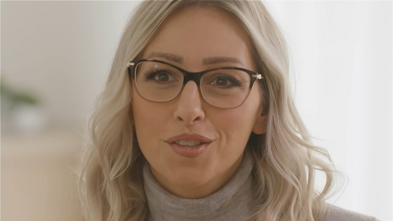 What Only True Fans Know About HGTV's Debra Salmoni