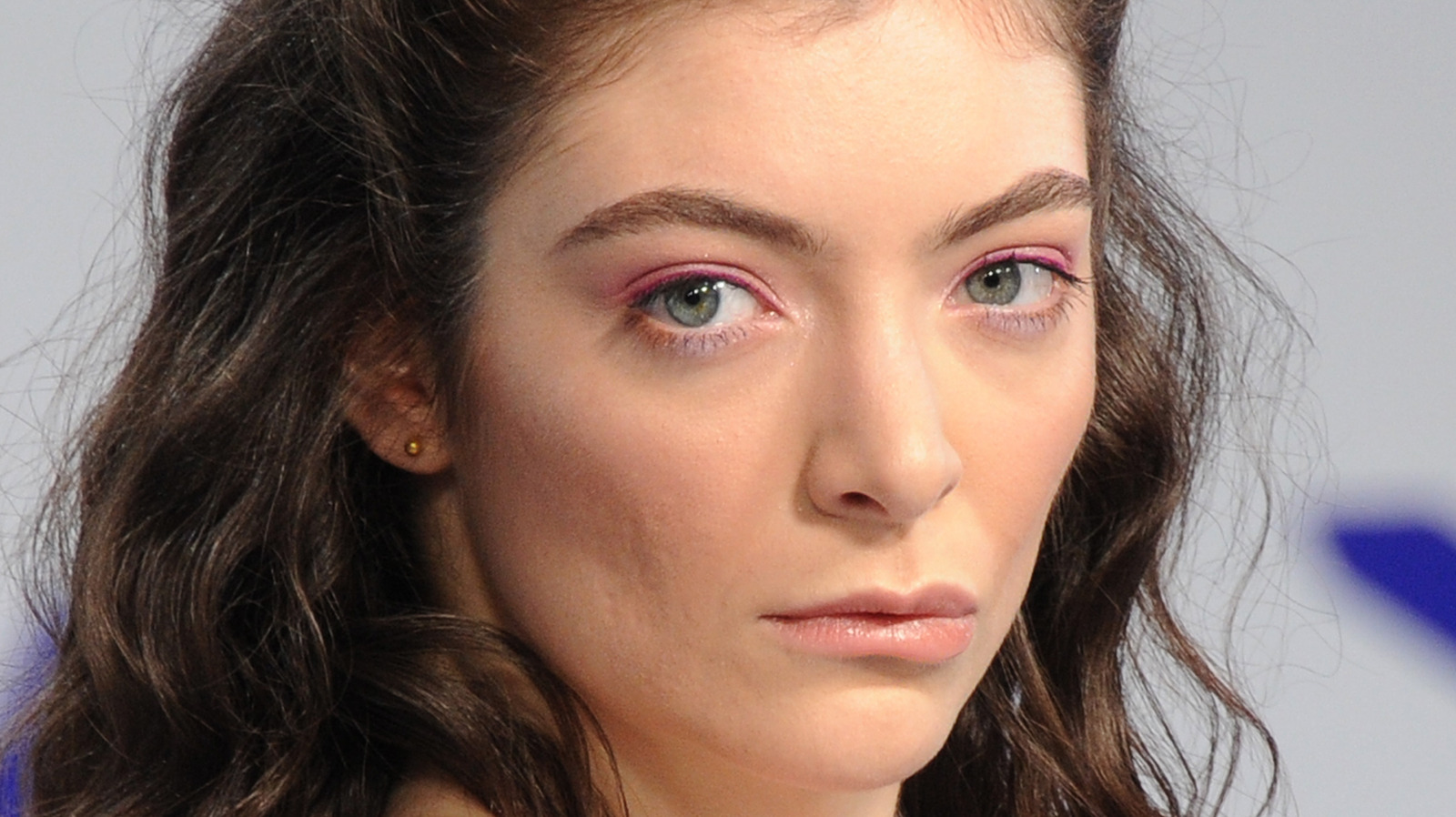 Lorde Grammy Performance Fingers