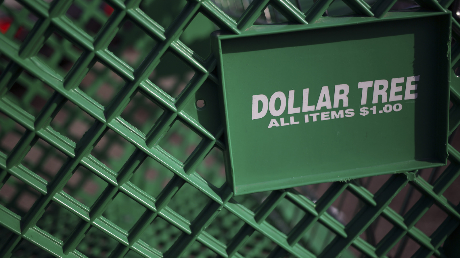 You Should Never Buy Over-The-Counter Drugs At A Dollar Store. Here's Why