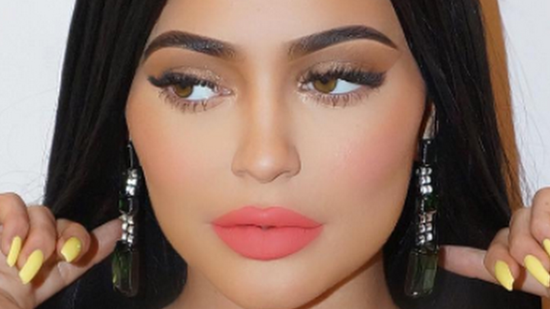 Photogenic Tricks Celebs Use In Every Picture